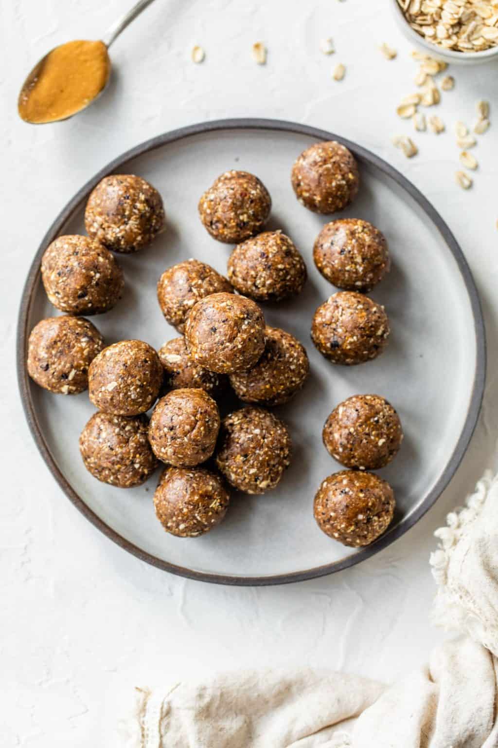 Fig and Date Energy Balls {No Bake Healthy Snack} – WellPlated.com